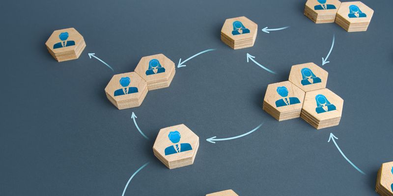 Structured Hierarchy vs. Flat Organization: The Best Management Style ...