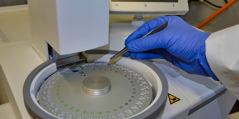 Thermogravimetric Analysis (TGA) vs Differential Scanning Calorimetry ...
